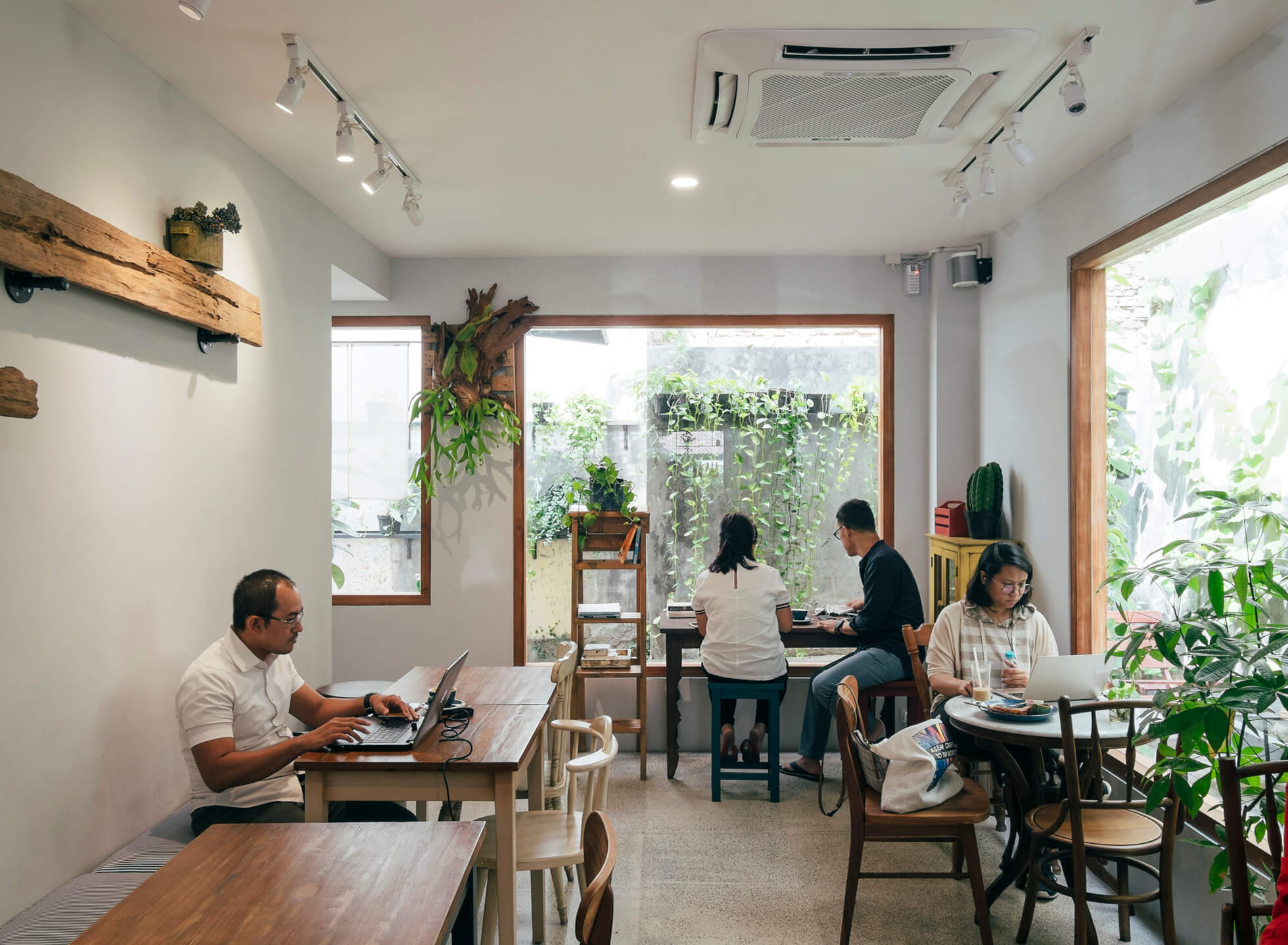 Ombé Kofie (Cikajang) - Café - Manual Jakarta