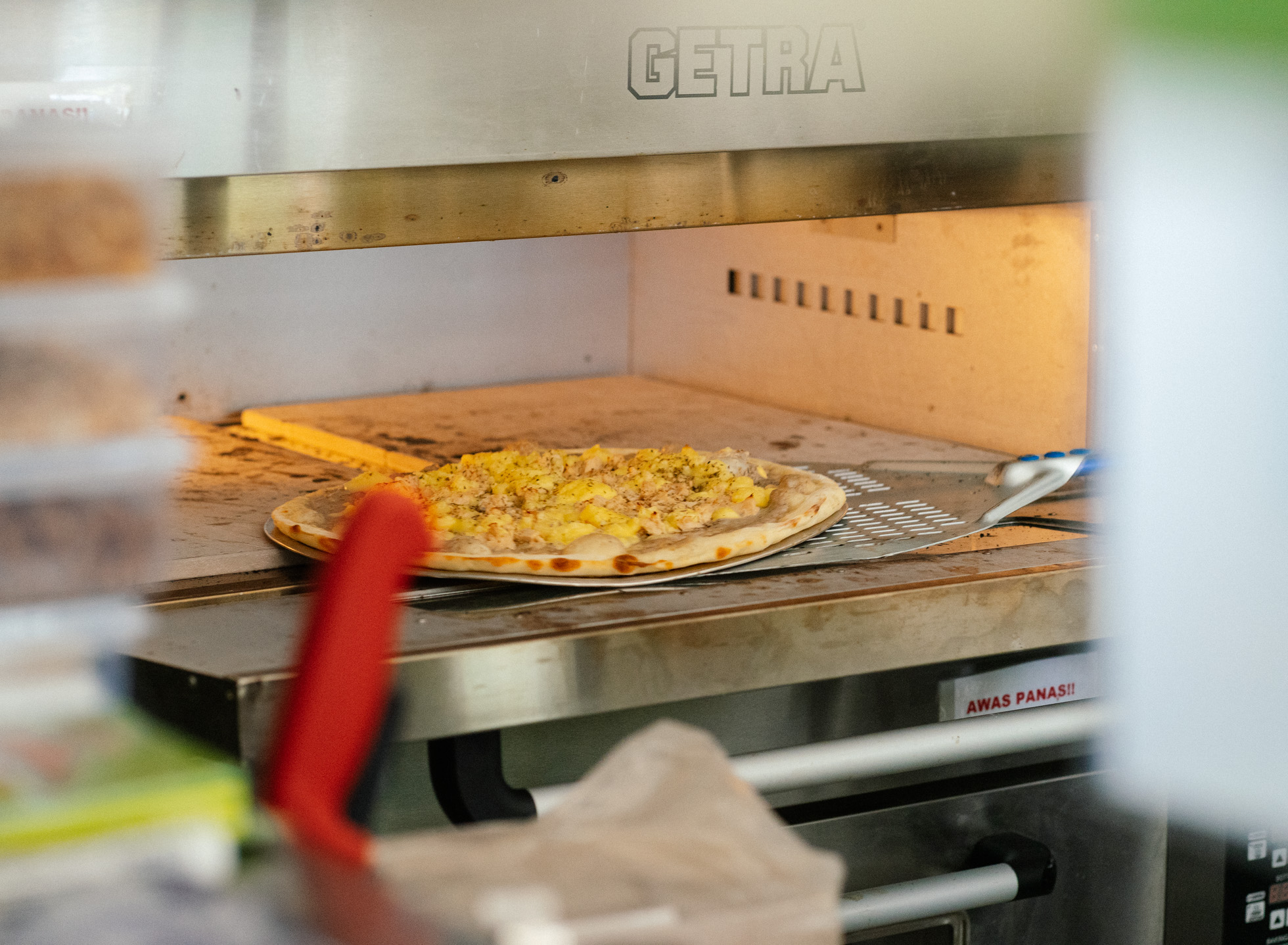 Kicking Back with Max’s Pizza - Manual Jakarta