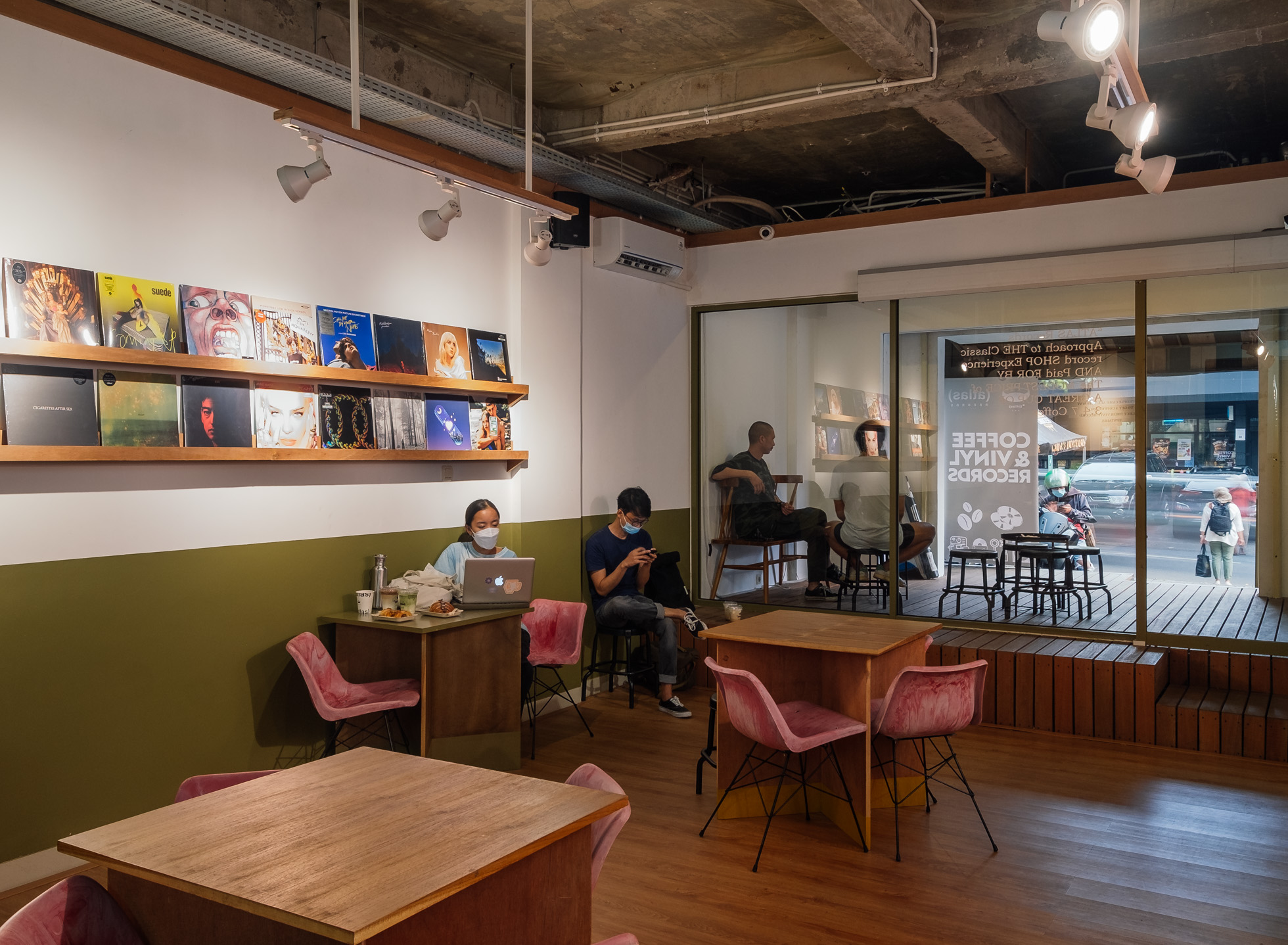 A Vinyl's World in Atlas Records - Manual Jakarta