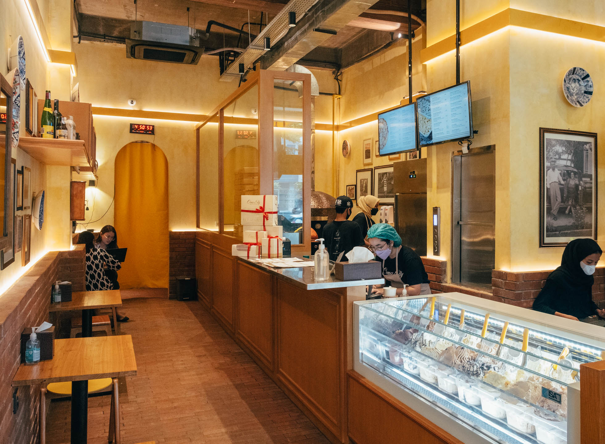 Oma Elly Gelateria & Pizzeria - Manual Jakarta