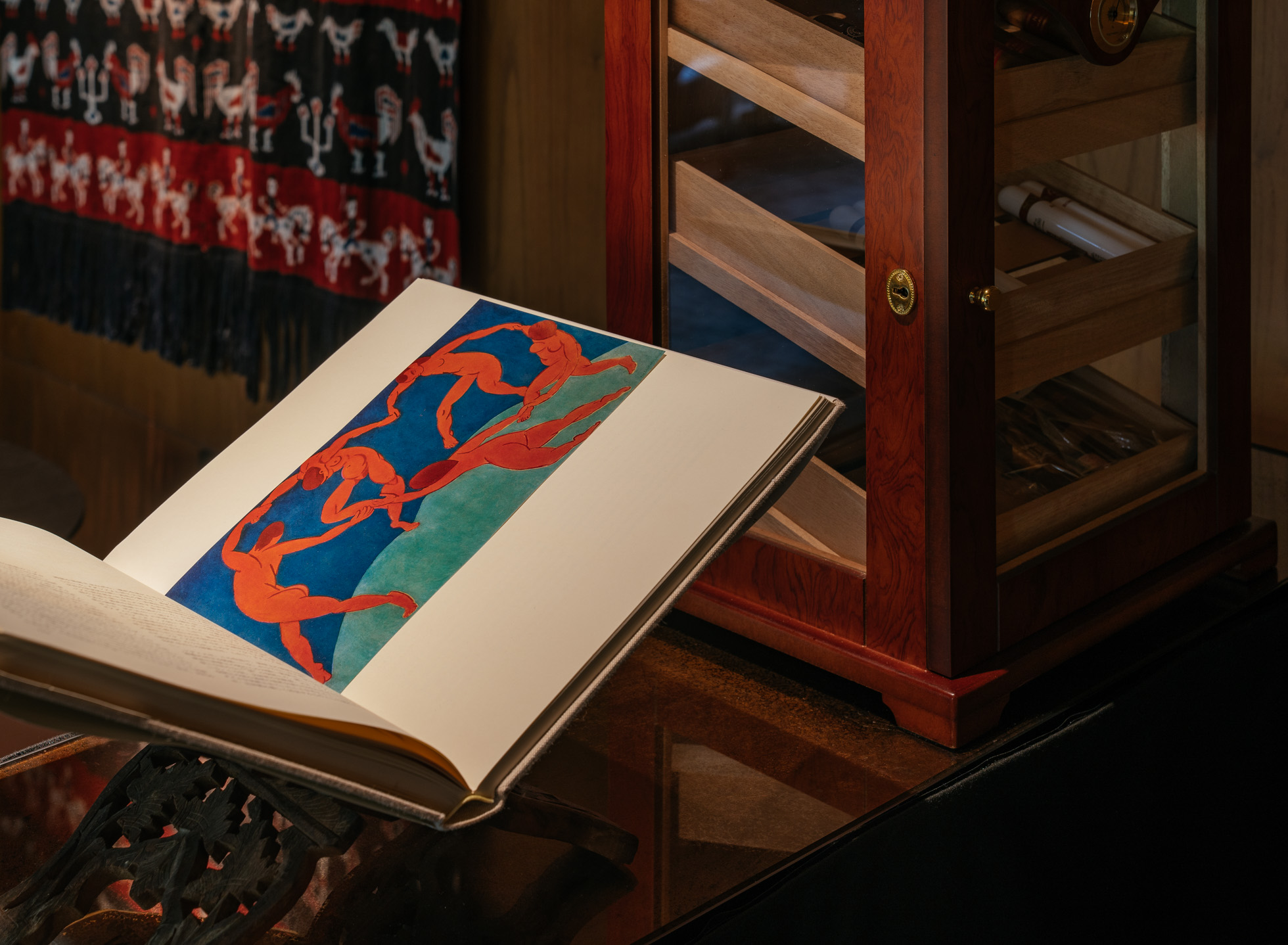 Inside the Box of Shikaku and Bar Kotak - Manual Jakarta