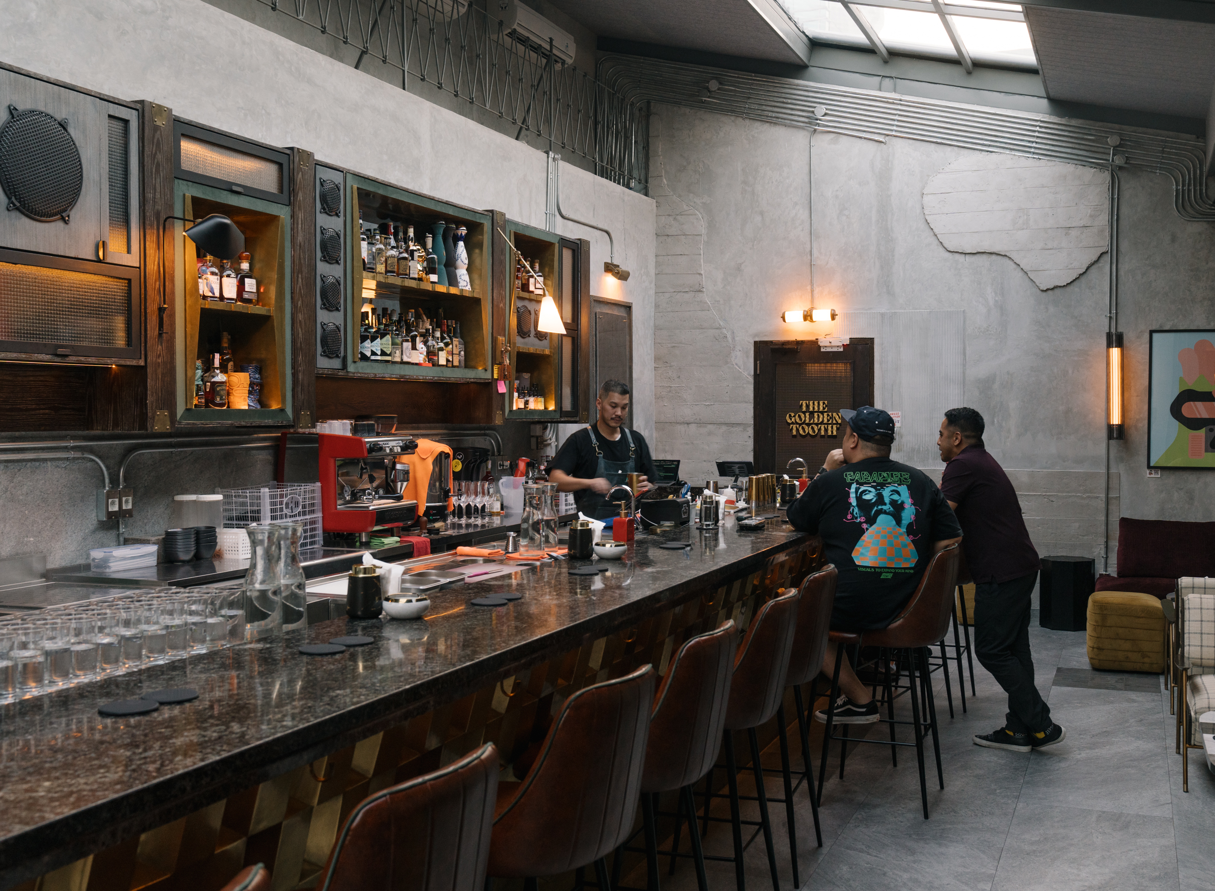 The Golden Tooth Keeps It Easy - Manual Jakarta